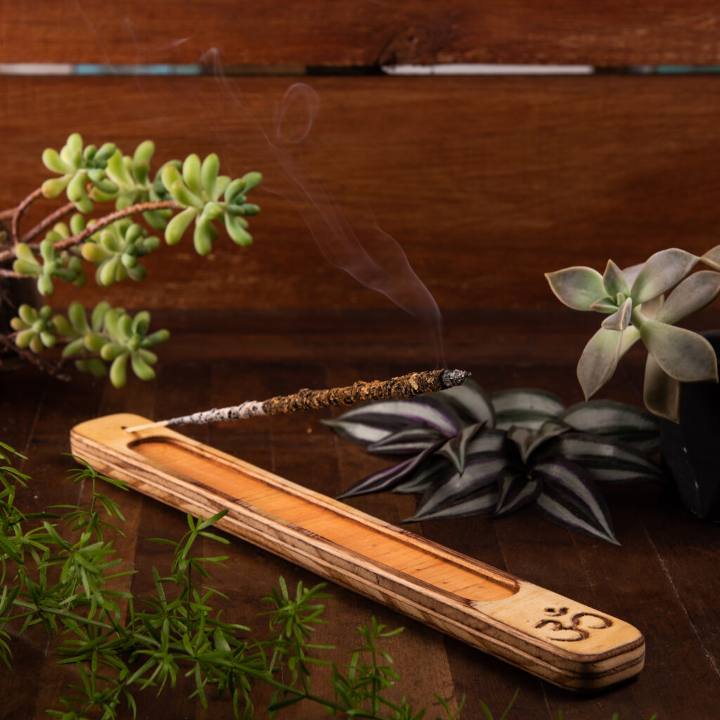 Porta Sahumerio Madera OM - Velas, sahumerios y más